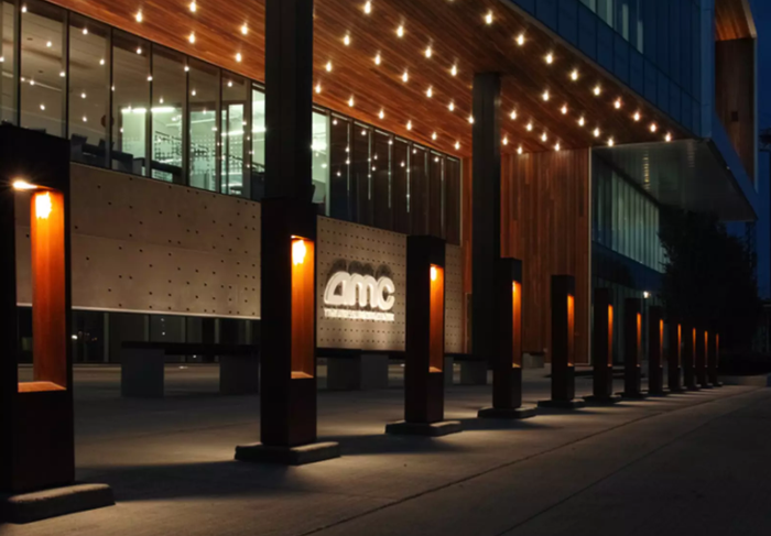 AMC Theatres, Amazon이 인수에 관심 보이자 주가 폭등 - 로아AI